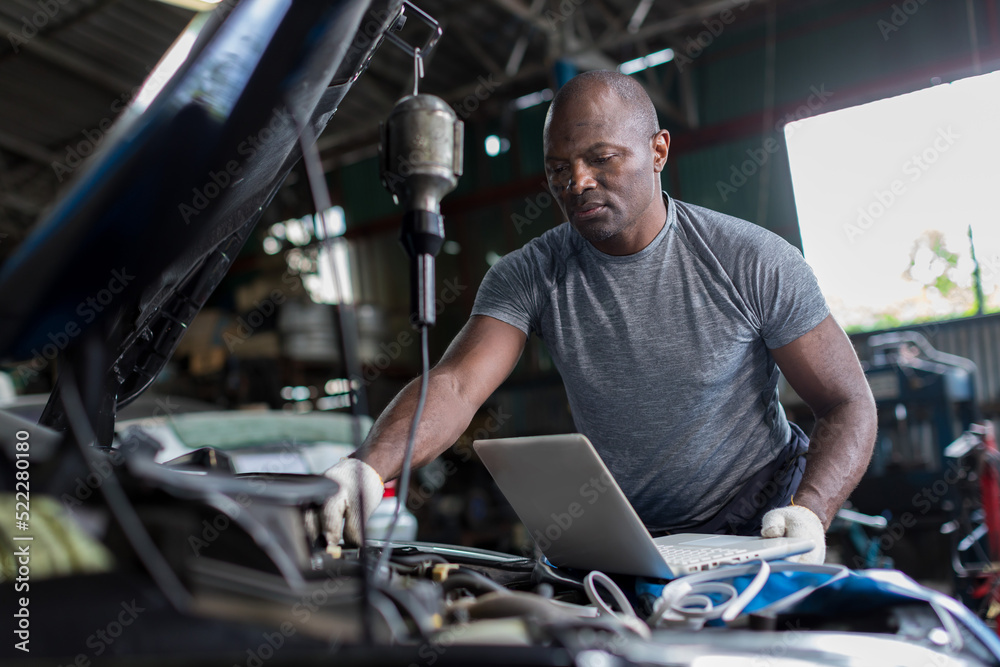 Mechanic using compute for Diagnostic machine tools ready to be used ...