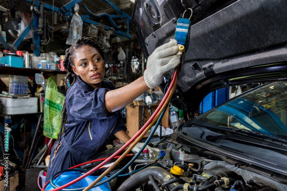 Auto mechanic monitor to check and fixed car air conditioner system in ...