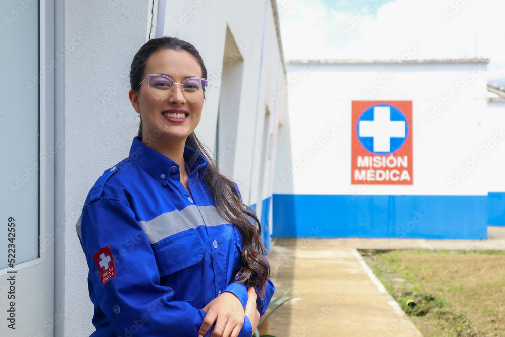 Mujer del personal medico orgullosa de su labor, conductora de ...