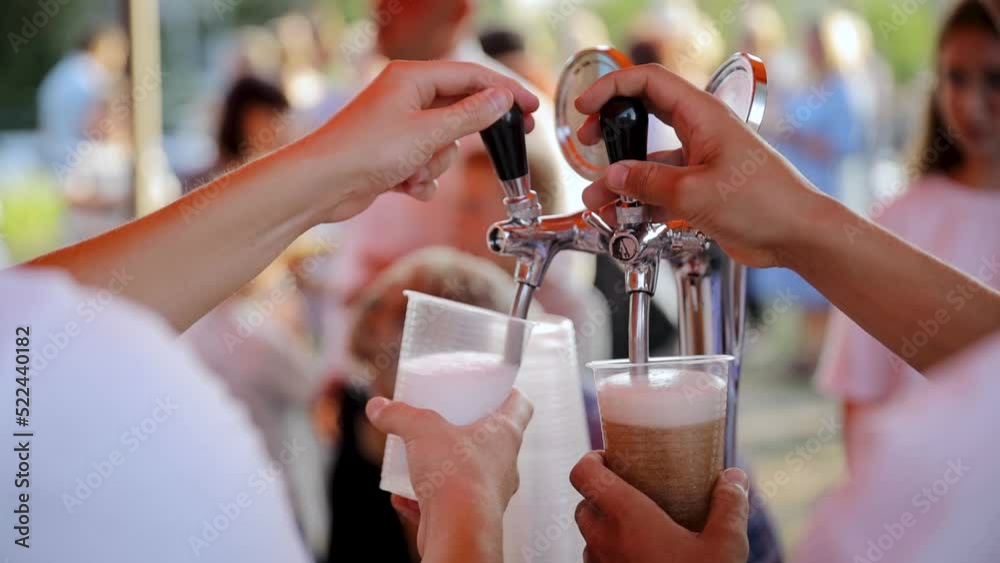 Vidéo Stock Pouring of cold drinks into a plastic glass. Bartender ...