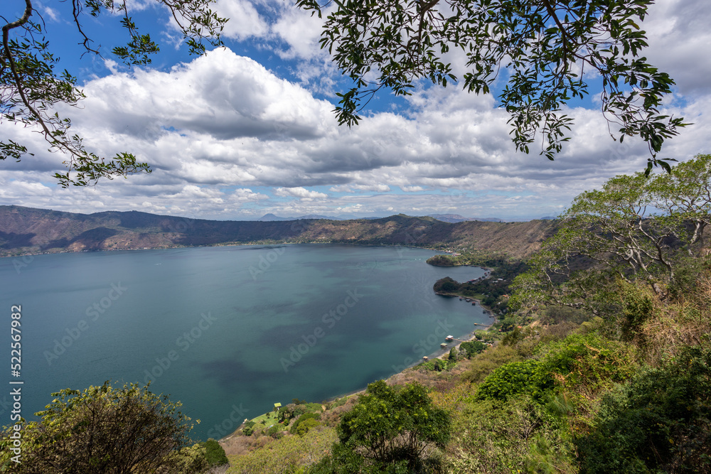 Foto de El lago Coatepeque es un lago de origen volcánico, situado a 18 ...