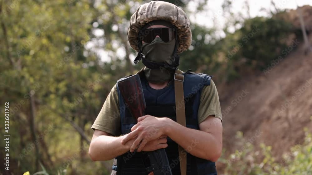 Thousands of Ukrainian soldier stand at checkpoint, wearing uniforms ...