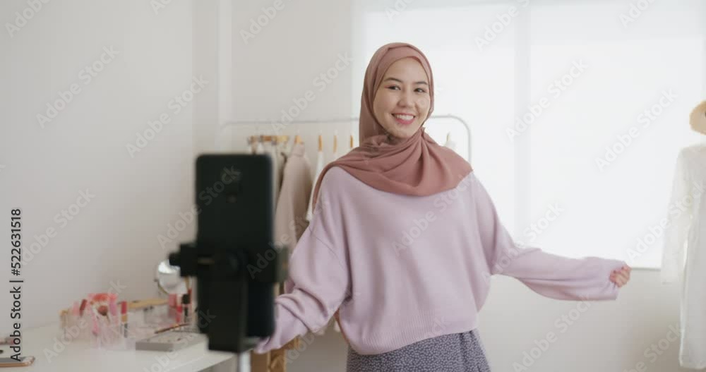 Islam youtuber arab influencer vlogger or beauty blogger live fun dance ...