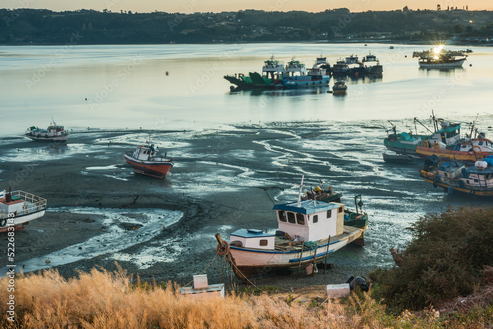barcos varados durante la marea baja, Dalcahue, archipiélago de Chiloé ...