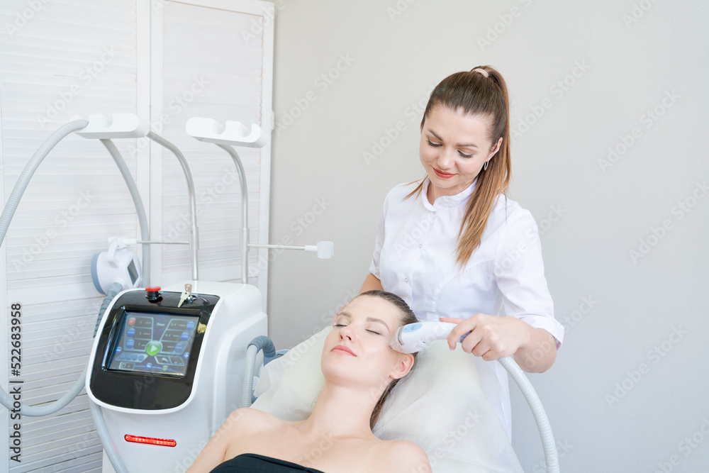 Facial treatment procedure for facial control on skin on an ultrasonic ...