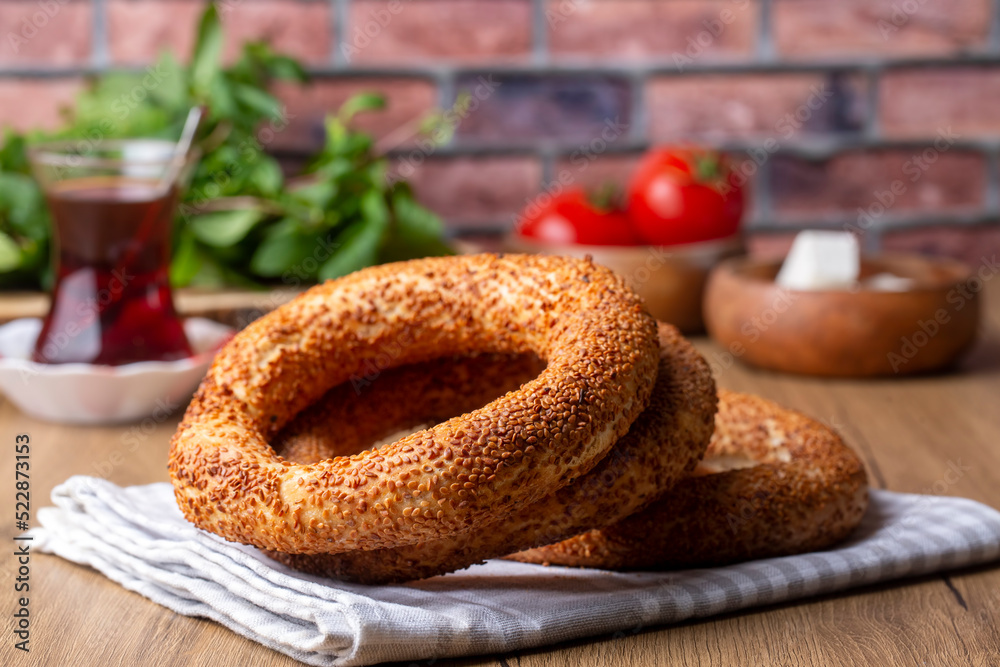 Foto de Turkish fast food bagel called Simit. Turkish bagel Simit with ...