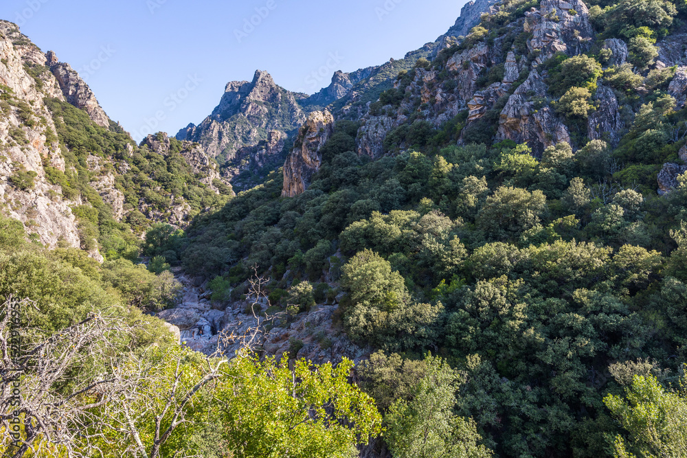 Paysage à l'entrée des Gorges de l'Héric dans le Parc naturel du Haut ...