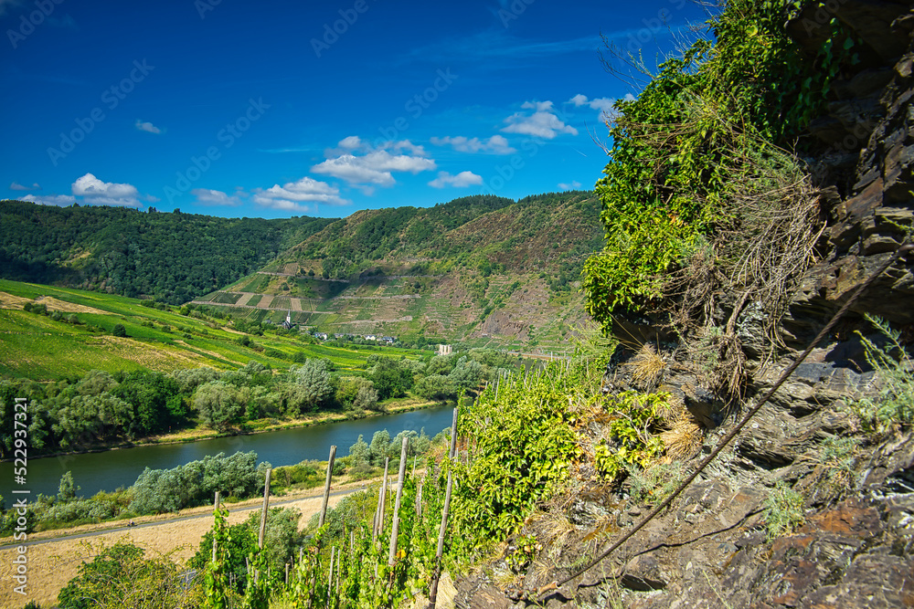 Region der Mosel vom Calmont Klettersteig fotografiert Stock Photo ...