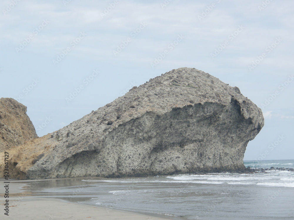 Roca de Monsul, Playa de Monsul en Almería, roca volcánica y arena fina ...