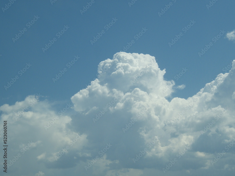 Nube cúmulo nimbo gigante preparada para formar tormenta sobre fondo de ...