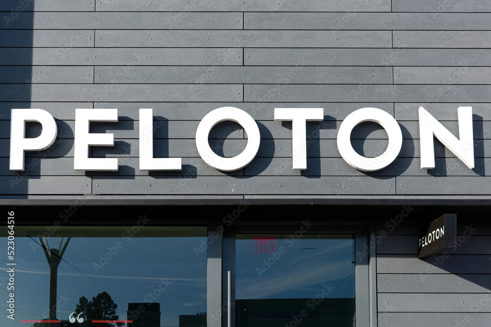 Foto de Peloton sign logo on store exterior. Peloton Interactive is an ...