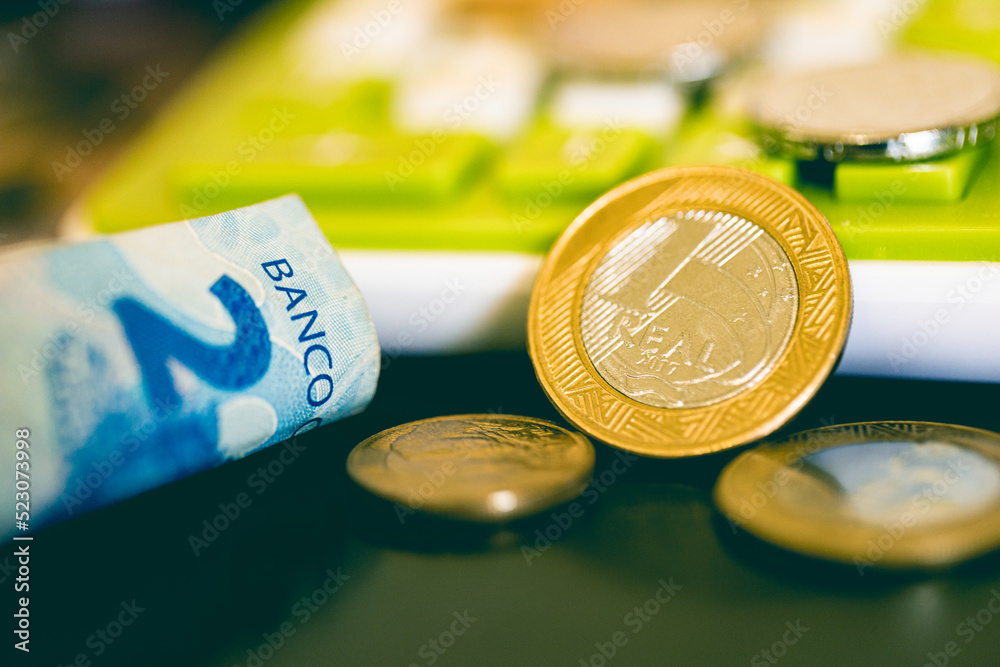 Moedas e nota do Real brasileiro - BRL, moeda brasileira, em fotografia ...