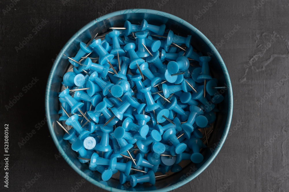 Montón de pines, chinchetas o tachuelas para corcho color azul, en una ...