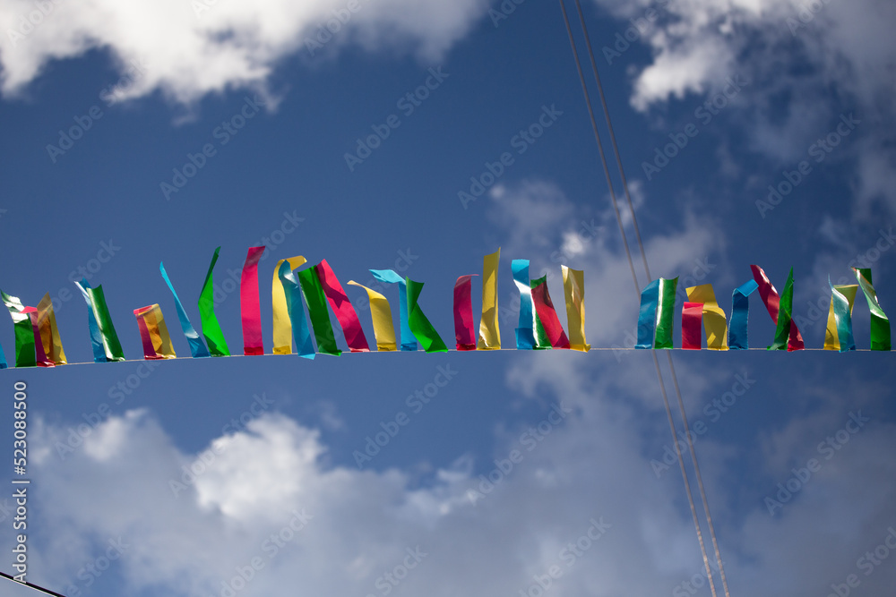 banderitas de colores colgadas con el cielo azul de fondo. Concepto de ...