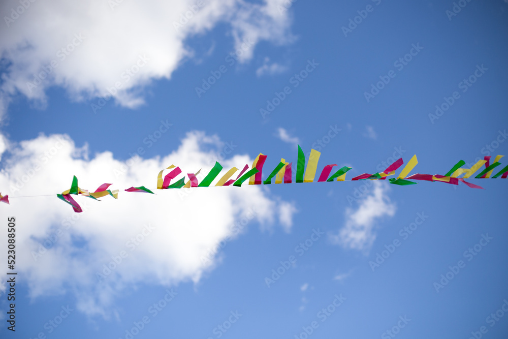 banderitas de colores colgadas con el cielo azul de fondo. Concepto de ...