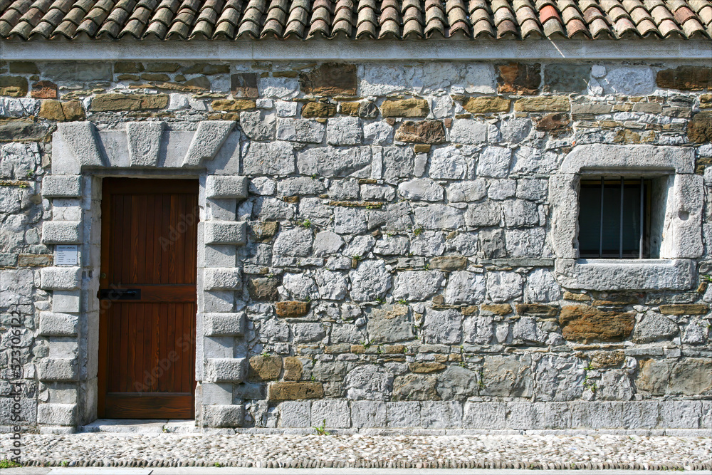 Particolare di facciata di antico edificio medievale con muro di pietra ...