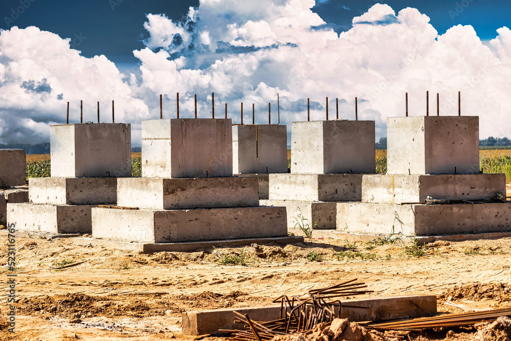 Monolithic reinforced concrete foundations for the construction of a ...