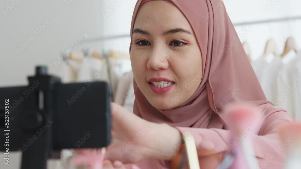 Islam youtuber arab influencer vlogger or beauty blogger live smile ...