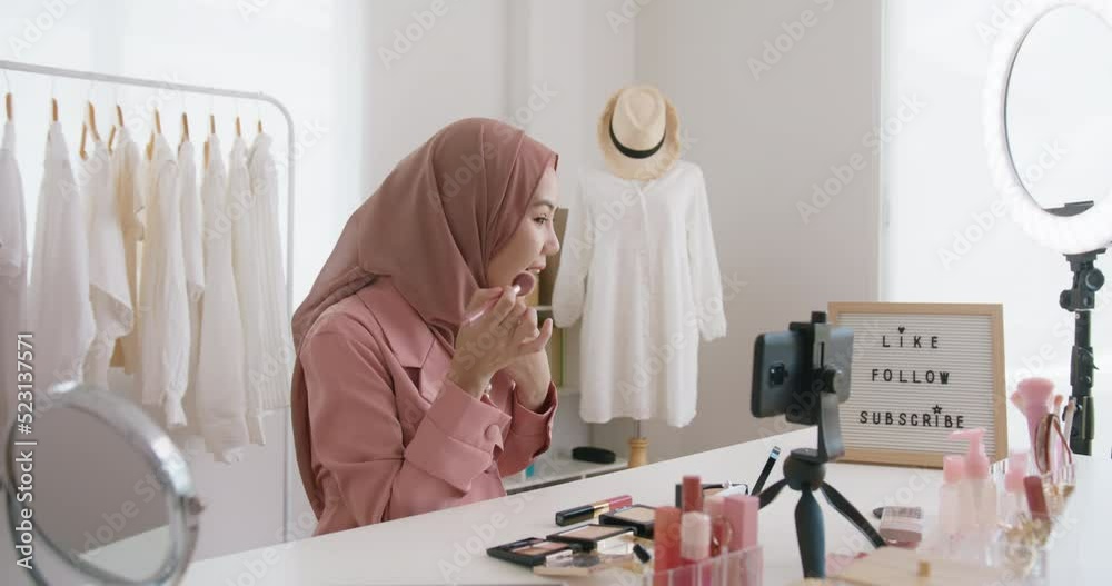 Islam youtuber arab influencer vlogger or beauty blogger live smile ...