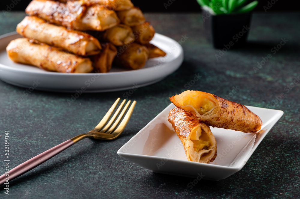 Foto de Turon is a popular Filipino snack that's sweet, crunchy, and ...