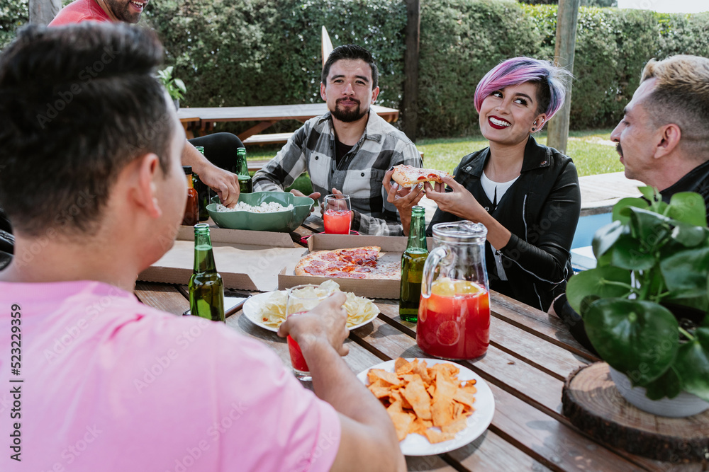 LGBTQ grupo de amigos latinos hombres y mujeres divirti√©ndose juntos ...
