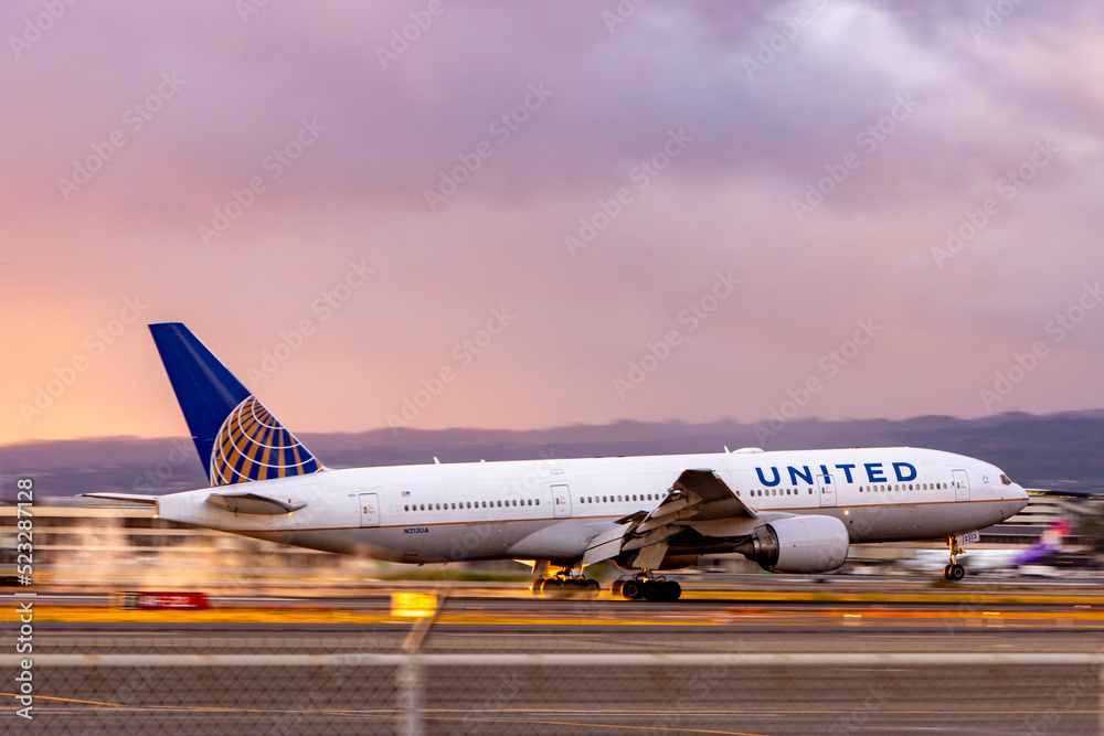 United Airlines Boeing 777-200 Landing at Honolulu's Daniel K Inouye ...