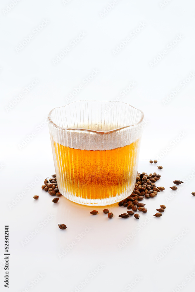 Foto de iced barley tea in a glass. caffeine free alternative healthy ...