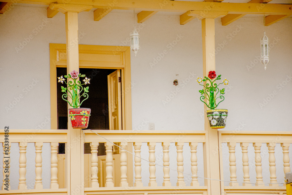 Balcones de la arquitectura colonia colombiana Stock Photo | Adobe Stock