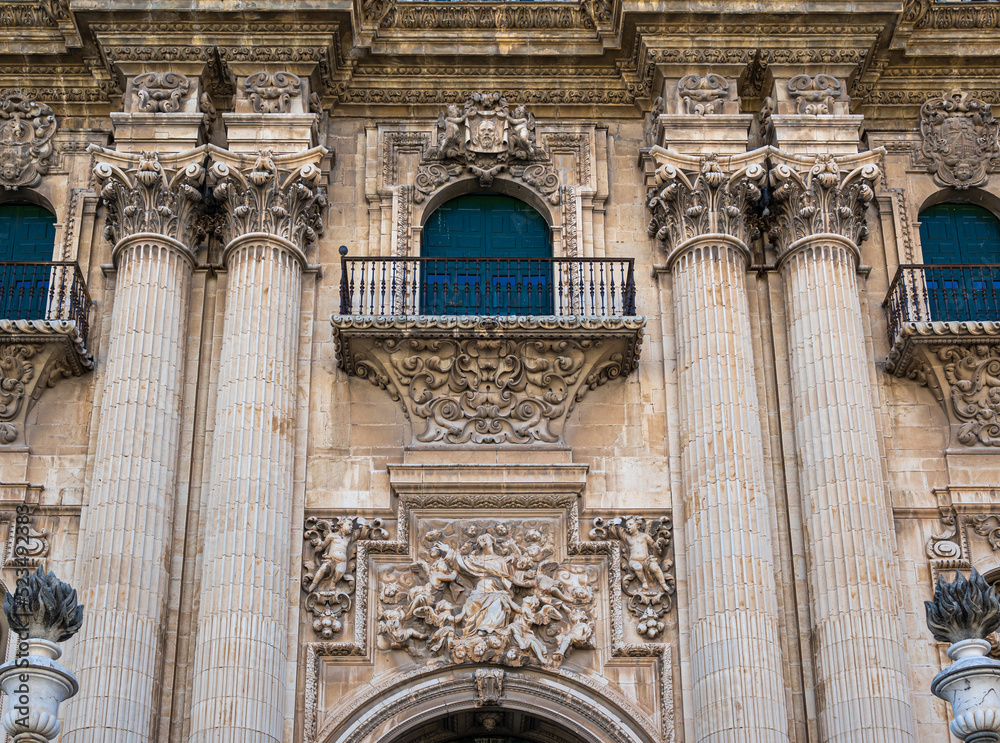 Foto Stock Detalle columnas y fachada principal de la catedral barroca ...