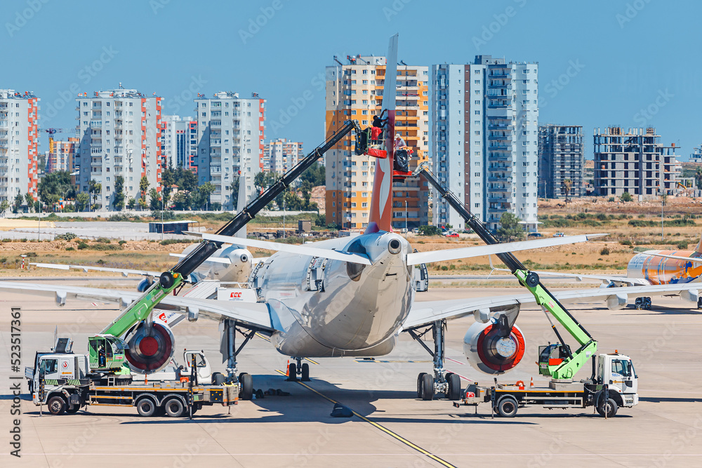 Foto de 20 July 2022, Antalya, Turkey: workers on two mobile cranes ...