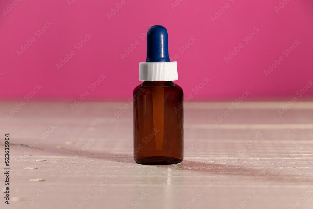 Frasco de vidrio con gotero, color ambar, sin marca, con fondo rosa ...