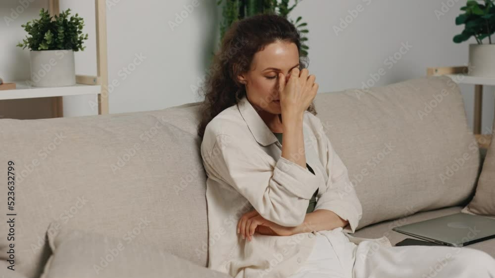 Vidéo Stock Hysterical and depressed woman at home screaming and crying ...