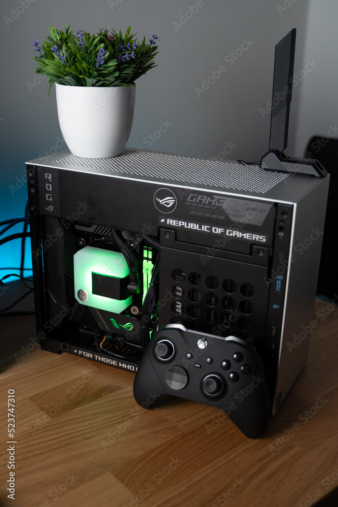 Foto de KL, MALAYSIA - June 9th, 2022 : A compact 11-litre ITX PC build ...