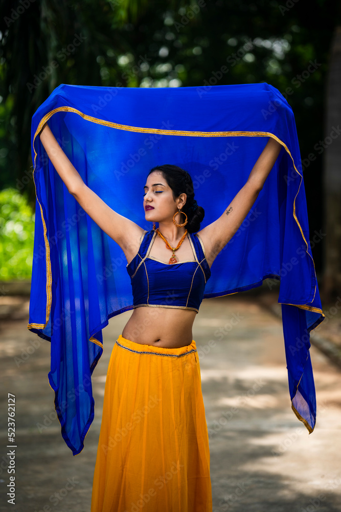 Beautiful Indian woman in traditional chaniya choli for navratri ...