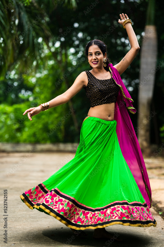 Foto de Beautiful Indian woman in traditional chaniya choli for ...