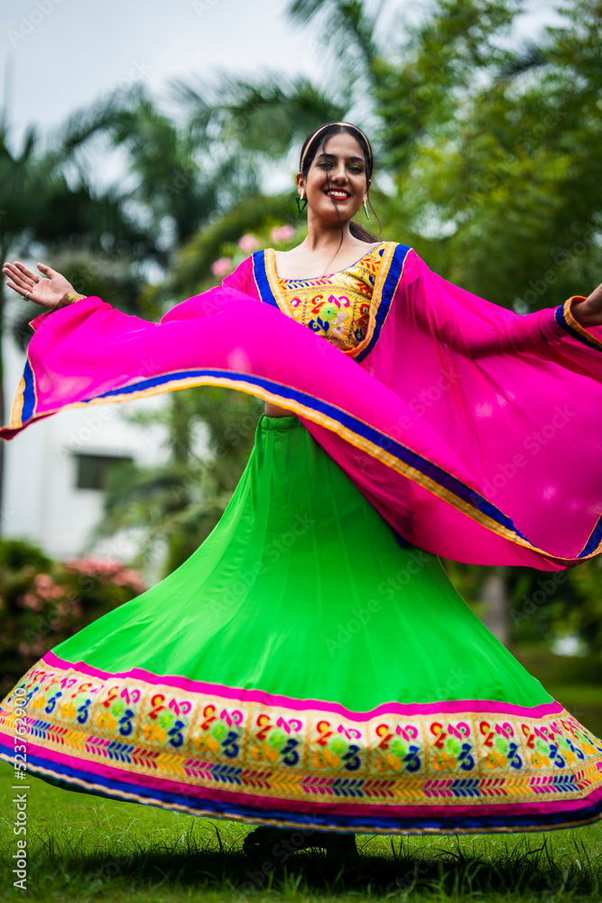 Beautiful Indian woman in traditional chaniya choli for navratri ...