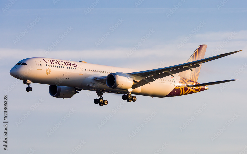 Vistara Boeing 787-9 Dreamliner arriving in morning light with ...