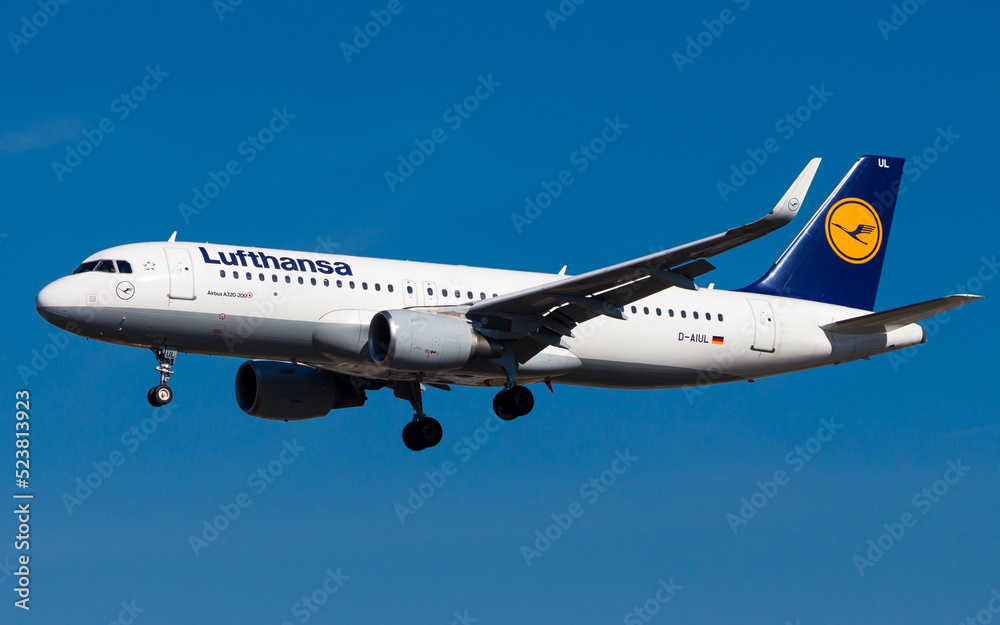 Lufthansa Airbus A320-200 with sharklets/winglets in "old" / classic ...