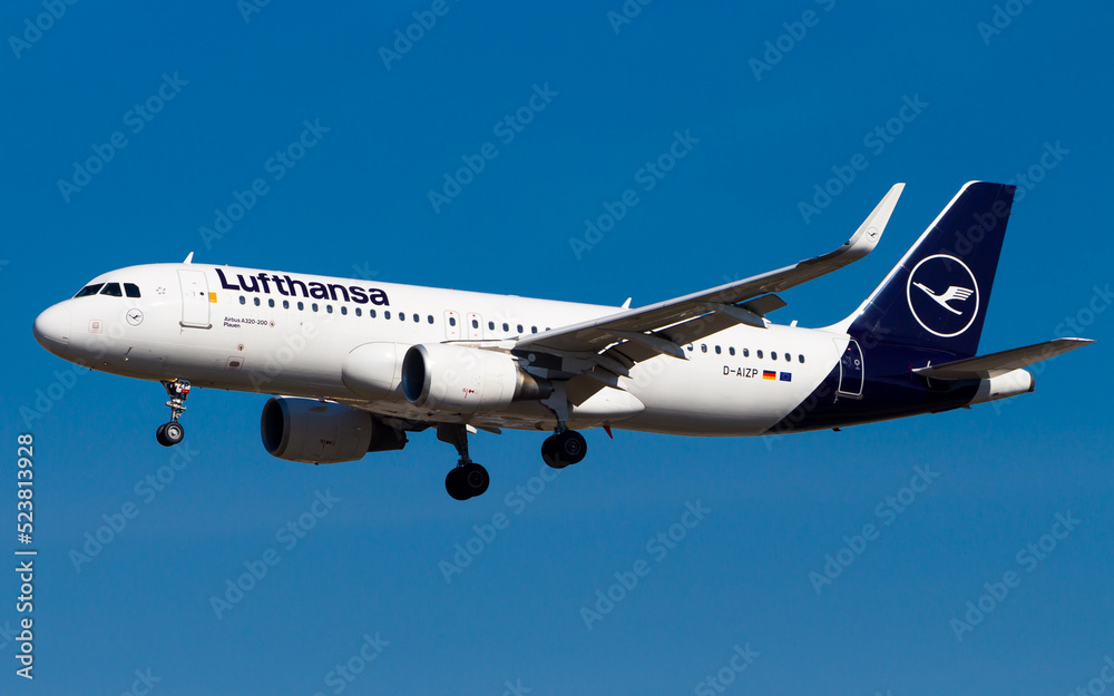 Lufthansa Airbus A320-200 with sharklets/winglets in new livery. Sep ...