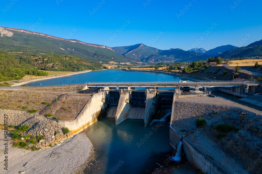 Foto de Vue aérienne du barrage hydraulique de Saint-Sauveur, sur la ...