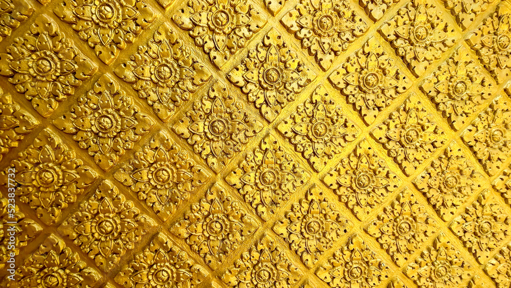 Golden wall texture isolation background with Kbach Khmer design, Cambodian ornament foto de ...