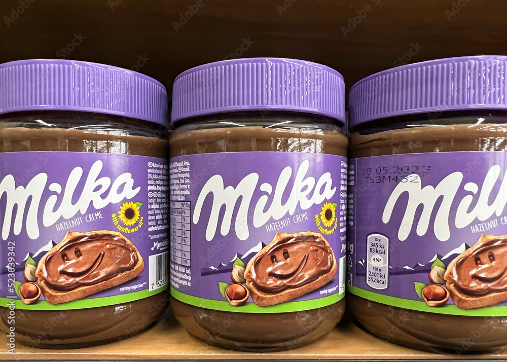 Foto de Oakland, CA - July 1, 2022: Grocery store shelf with jars of ...