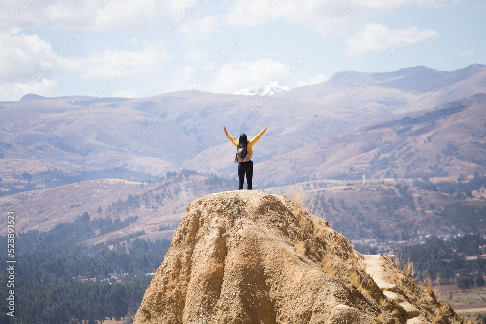 mujer turista disfrutando de sus vacaciones en lo más alto de una ...