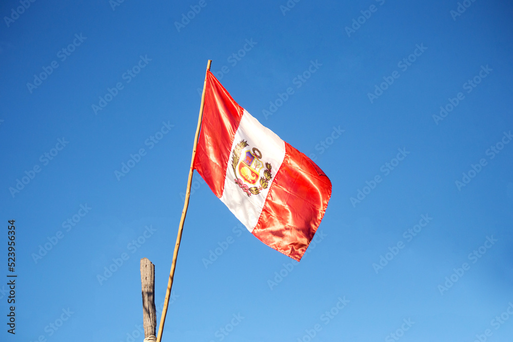 bandera de Perú flameando con un cielo azul sin nubes. Concepto de ...