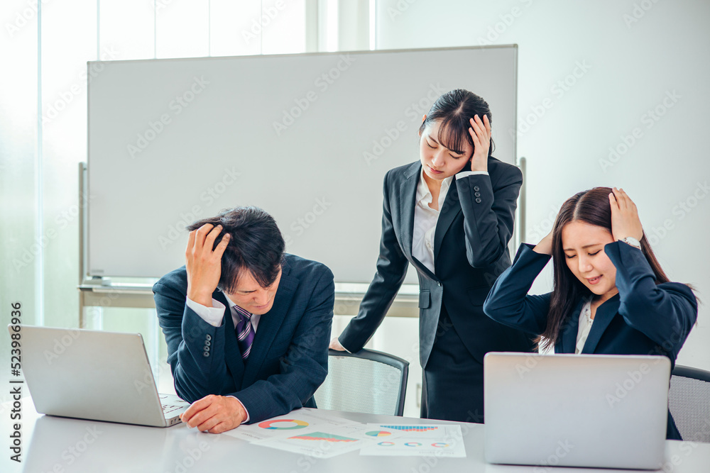 Foto De 頭を抱えるスーツ姿の男女 Do Stock Adobe Stock