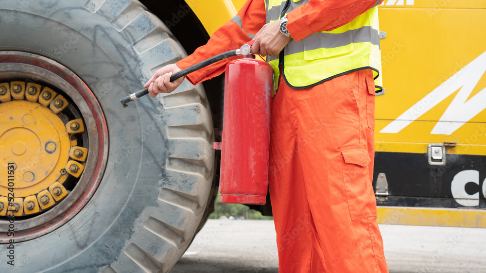 Foreman training using fire extinguisher for Large Cargo container ...