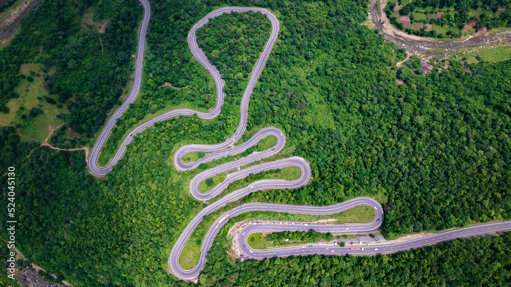 Fotka „Patratu valley with lush greenery and scenic views of hills ...