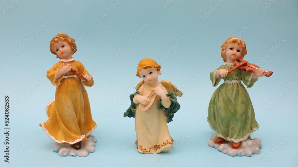 Figuras de ángeles de cerámica con instrumentos musicales Stock Photo ...
