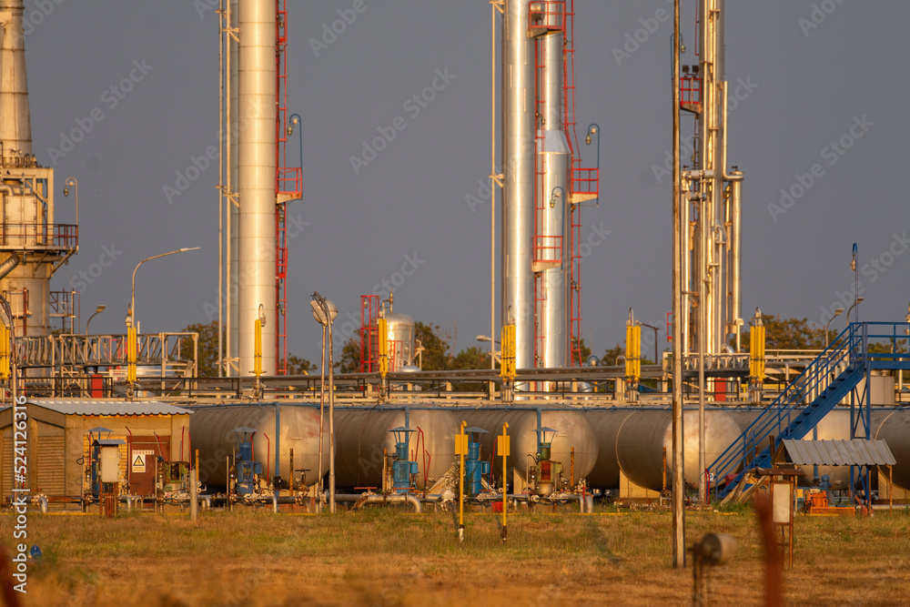 Oil and gas industry, tanks for liquid gas and crude oil Stock Photo ...