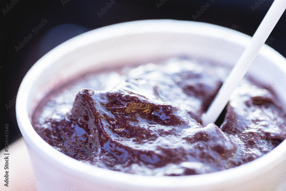 Açaí congelado no copo de isopor em fotografia macro. Deliciosa ...